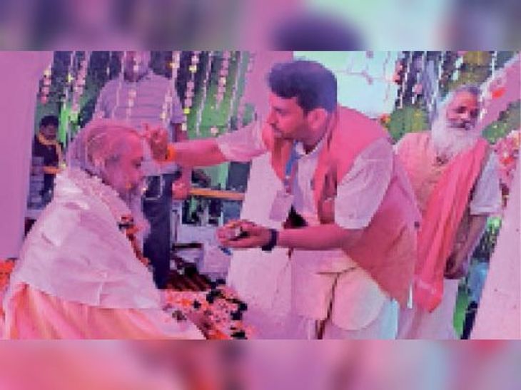 Worshiping the shami tree before breaking the leaf, then the Gaddi ...