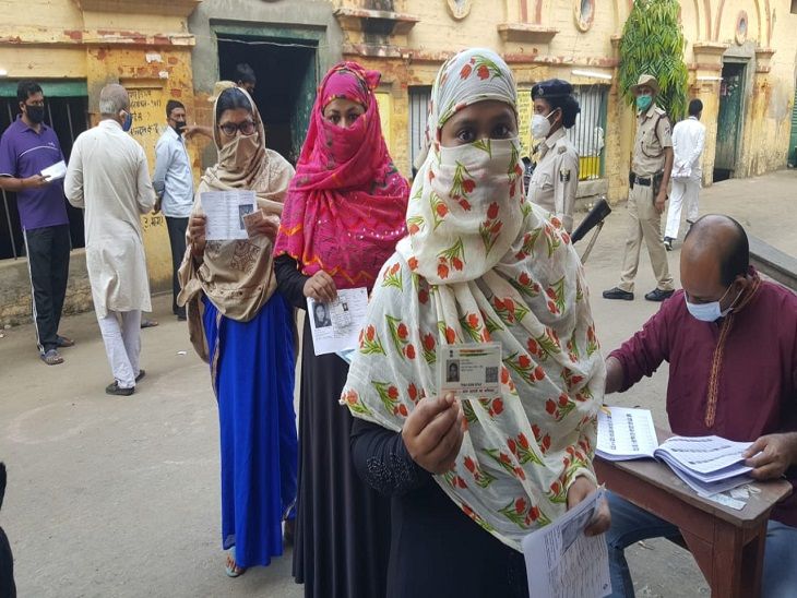 Bihar assembly election 2020 women voters waiting on booths voters in ...