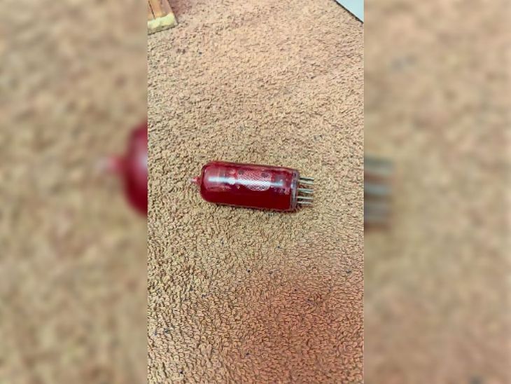 Your old radio has red mercury, will sell for 2.5 crores rupees, say so ...