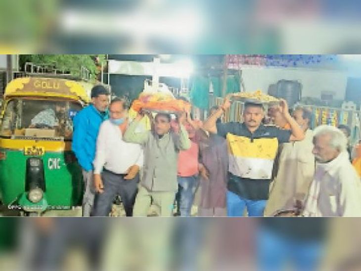 Procession chadar at the tomb of Pir Yogi Matsyendranath | शरद पूर्णिमा ...