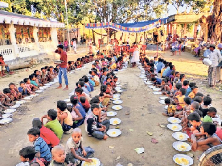 A procession was taken out on the victory of NDA and then food was ...