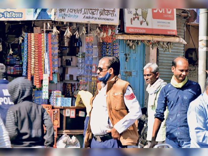 Gives advice to others, not doing work themselves | ड्यूटी में लापरवाही ...