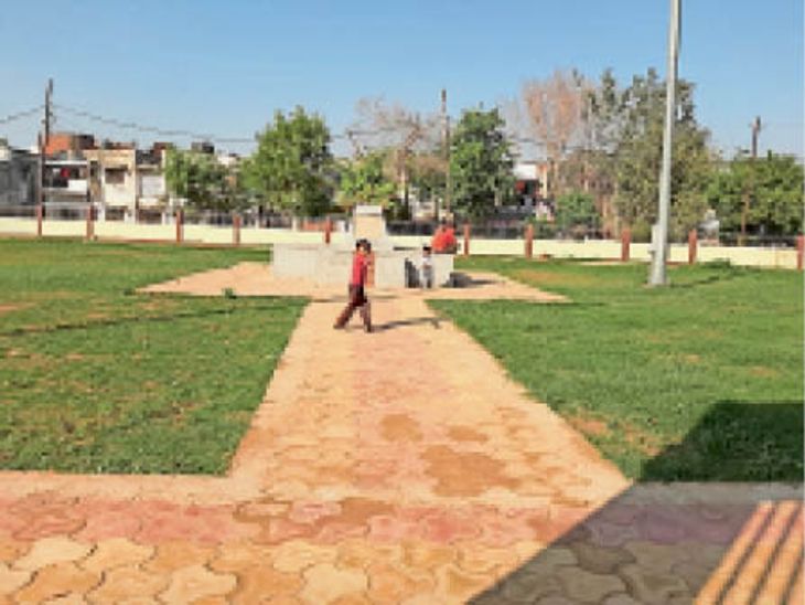 Construction of 2 parks with 42 lakhs, permission to install the statue ...