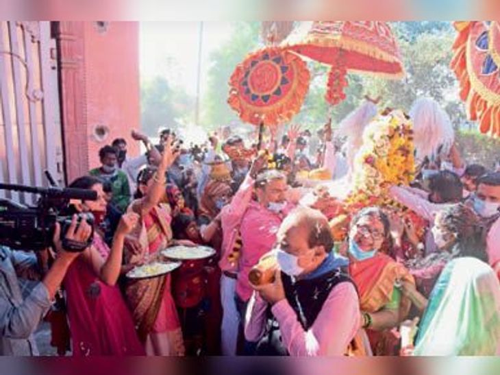 Every devotee of Gulab Baba wore mask to avoid infection