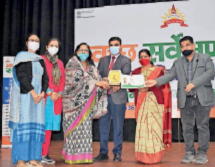 Corporation honored excellent institutions for cleanliness competition