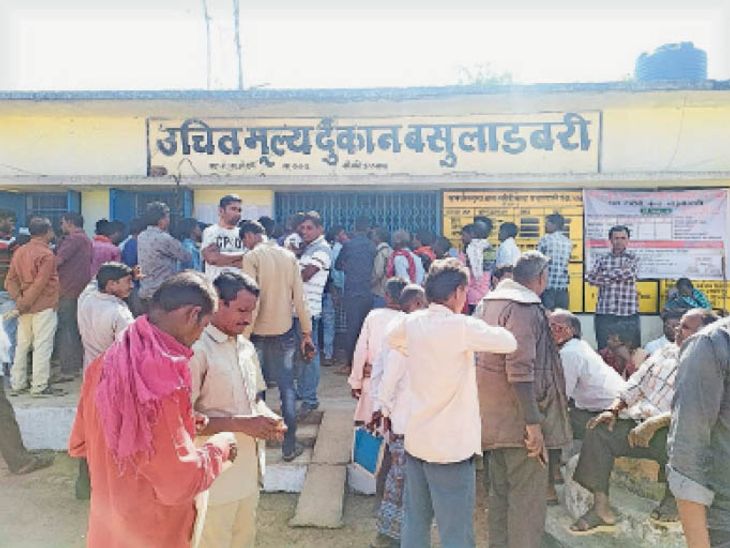 The token was not issued to the farmers due to lack of gunny, angry ...