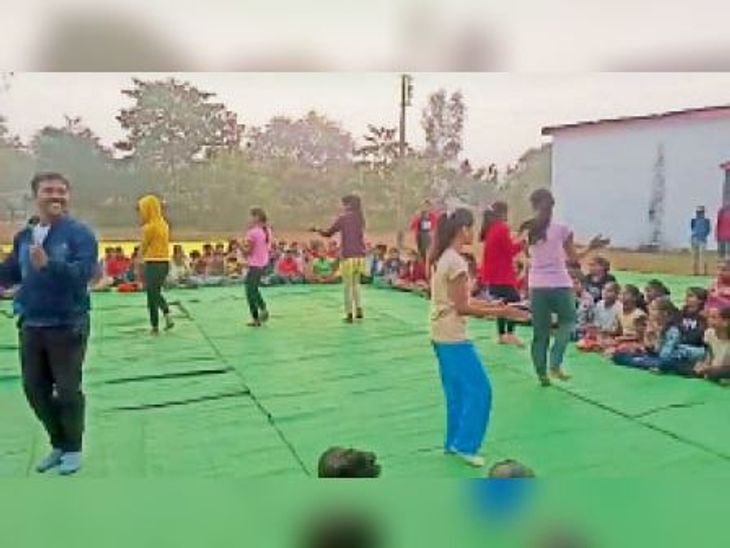 Self-defense training including evading thugs | पहल: ठगों से बचने सहित ...