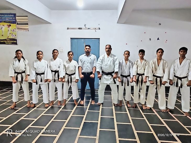 8 players of Kawardha became black belt holders, including 4 daughters ...