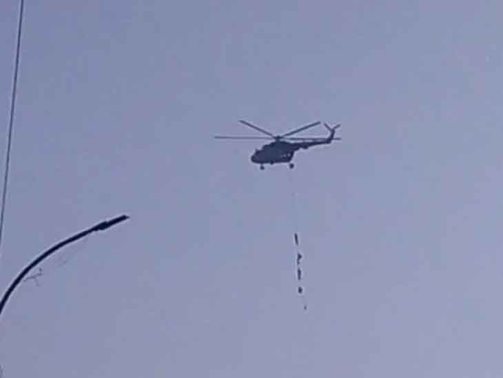 Four army commandos hanging from the rope under the chopper woke up ...