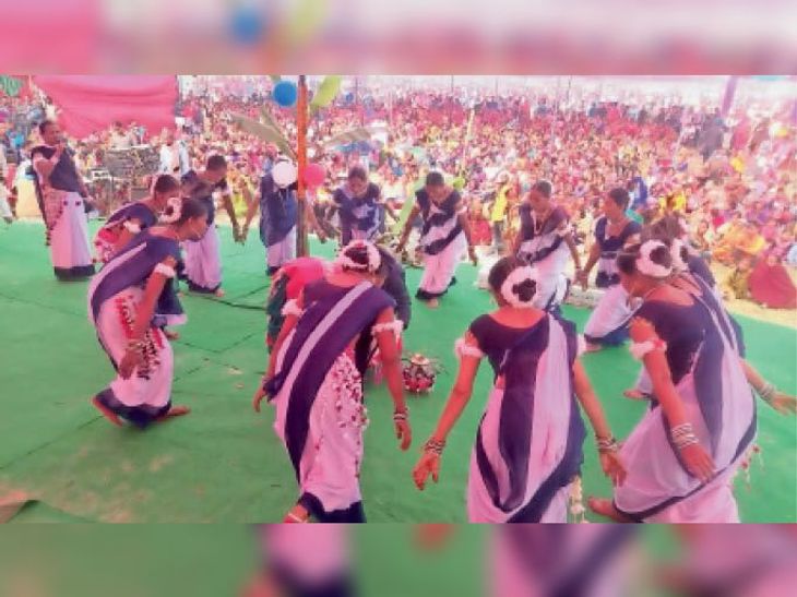 Jhumra, Jhamta, Virhini and Rasdhari folk dances | थारू महोत्सव: झुमरा ...