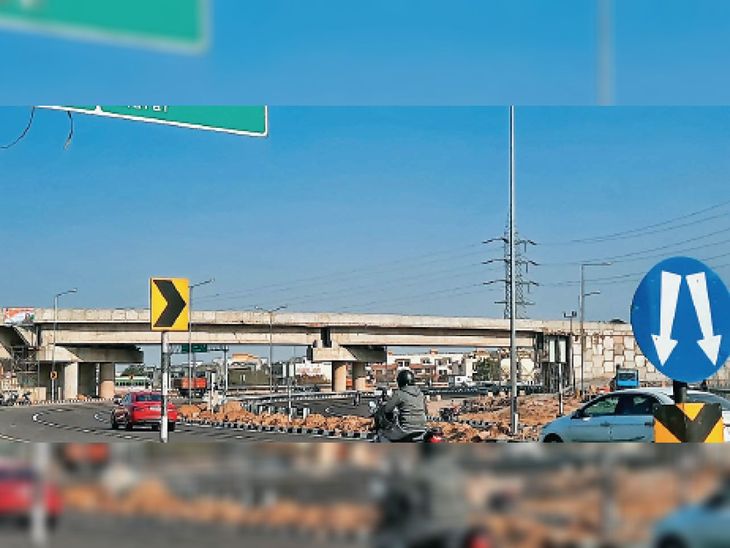 The bridge connecting the elevated bridge at Khanpur junction is ready ...