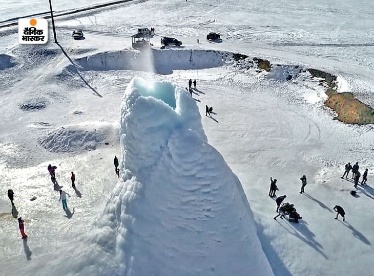 Ice Volcano emerged in Kazakhstan, due to which the water comes out of ...