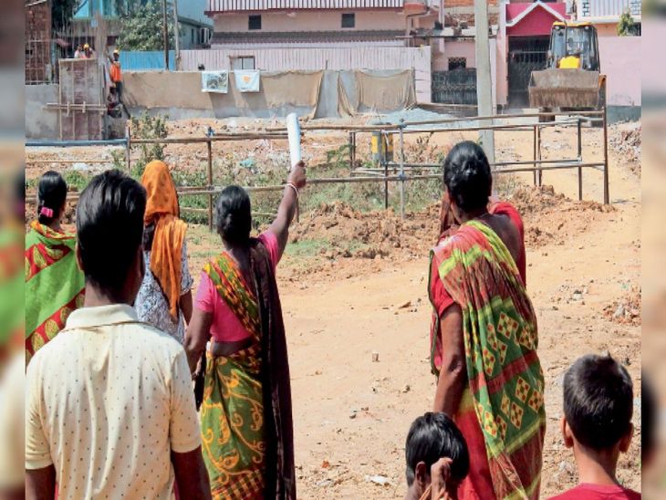 The women of the Rajak family said - Land of our ancestors, sent back ...