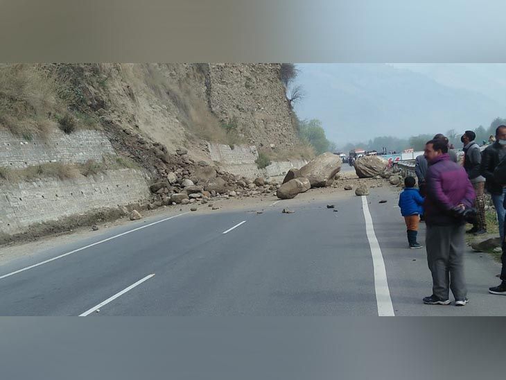 Landslides in Manali Himachal fall on Chandigarh-Manali highway; Traffic was disrupted for one ...