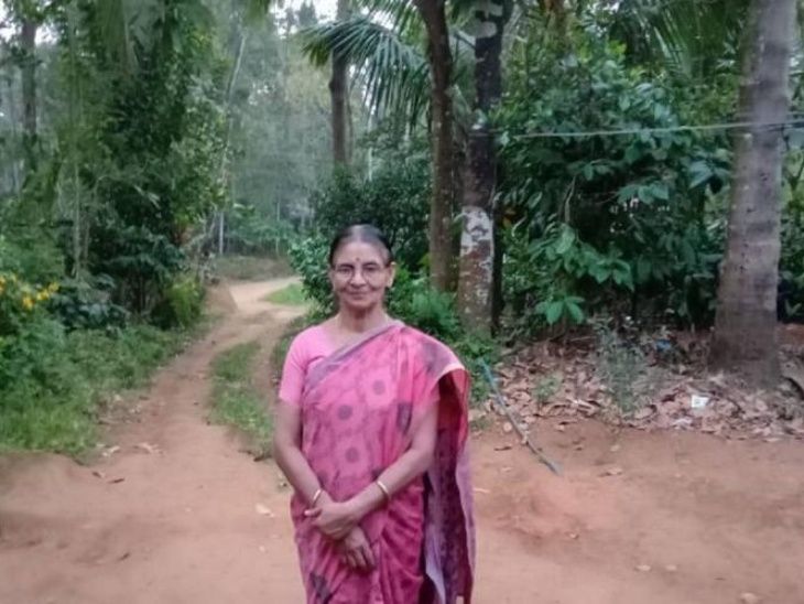 Radhamani of Kerala delivers books from door to door for only 5 rupees ...