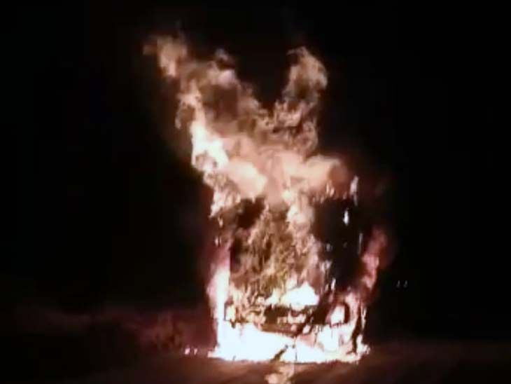 Jharkhand Hyva Truck Set To Fire By Criminals On Highway In Latehar ...