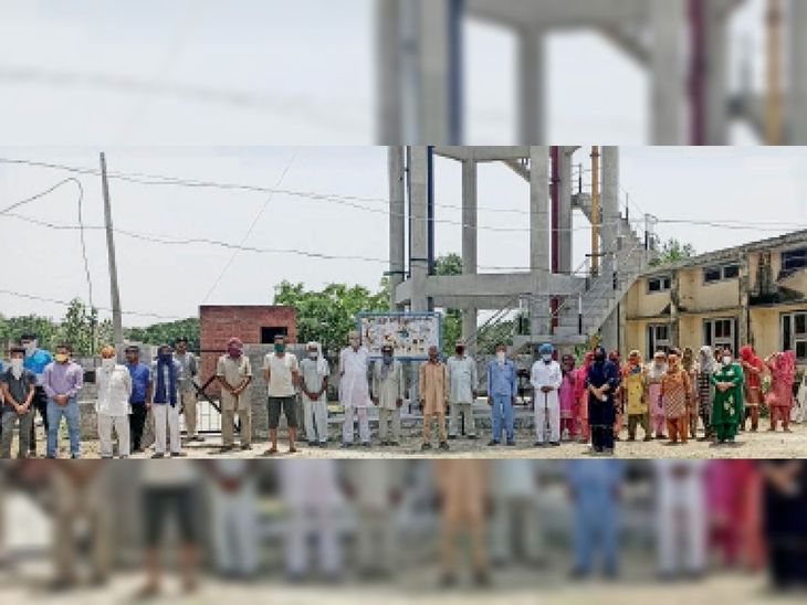 Demonstration of people troubled by the problem of drinking water in ...