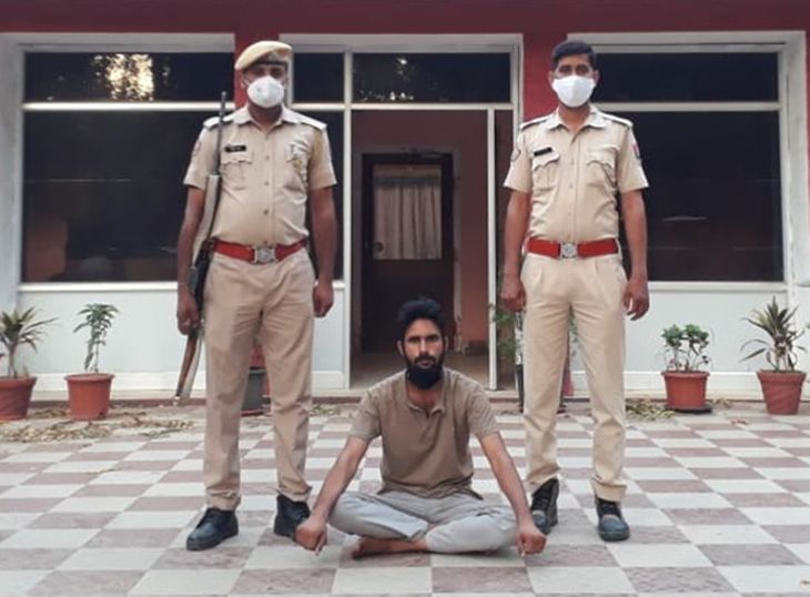 Dacoit gang member arrest in case of jewellery showroom robbery two ...