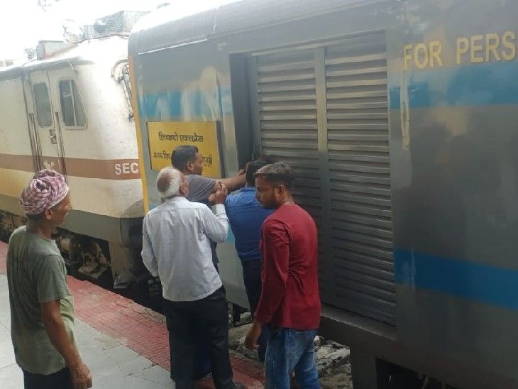 Lichchavi Express Train Runs Without Seal Luggage Bogie In Bihar Siwan ...