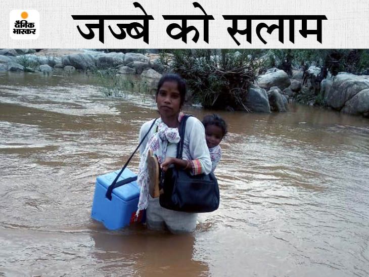 Children go to cross the river overflowing due to floods, vaccine for ...