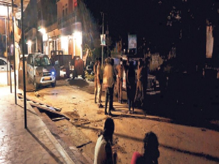 Death in the accident, the family kept wandering with the dead body ...