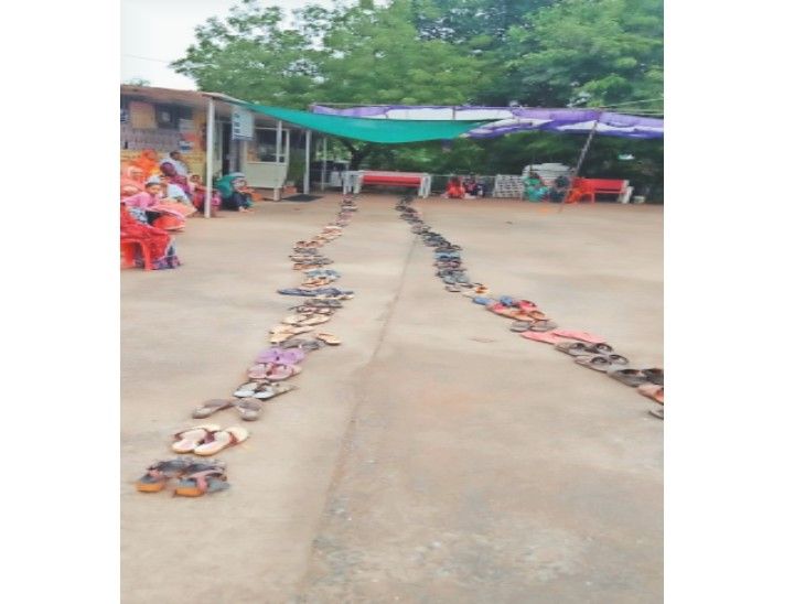 The queue of shoes and slippers for tokens ended in the afternoon ...