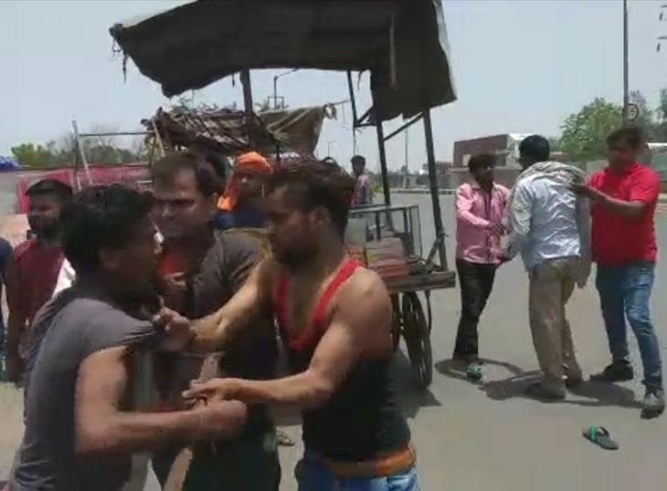 The customer took tea from another, the angry tea man beat him with sticks