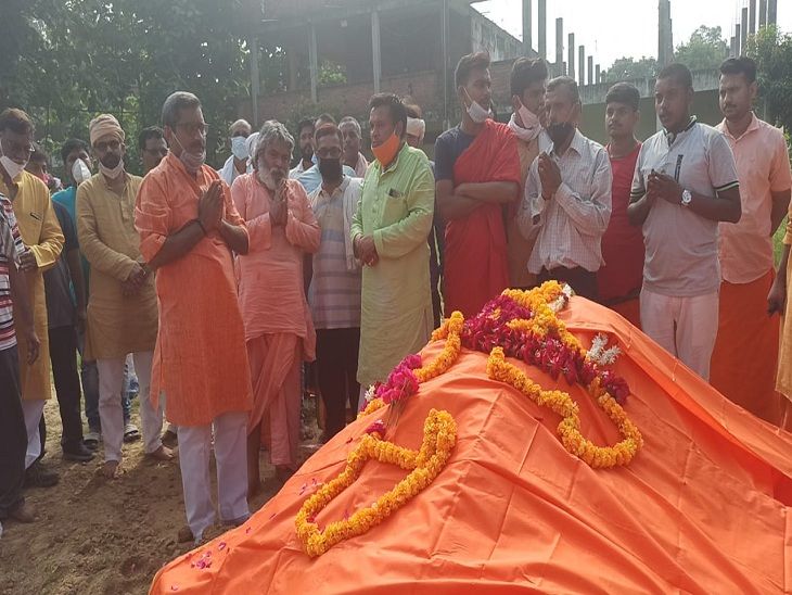 Kashivasi gathered in the last journey of Mahant Rameshwar Puri of Annapurna temple of Varanasi ...