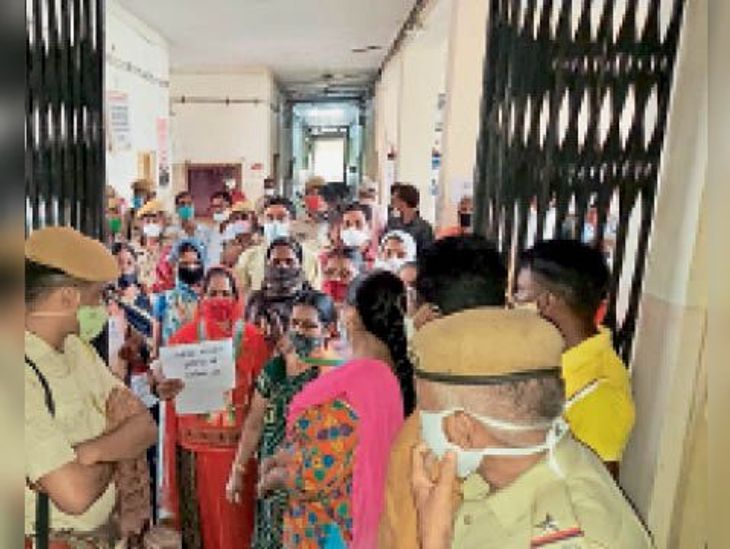 Protest against drinking water problem, women reached the collectorate ...