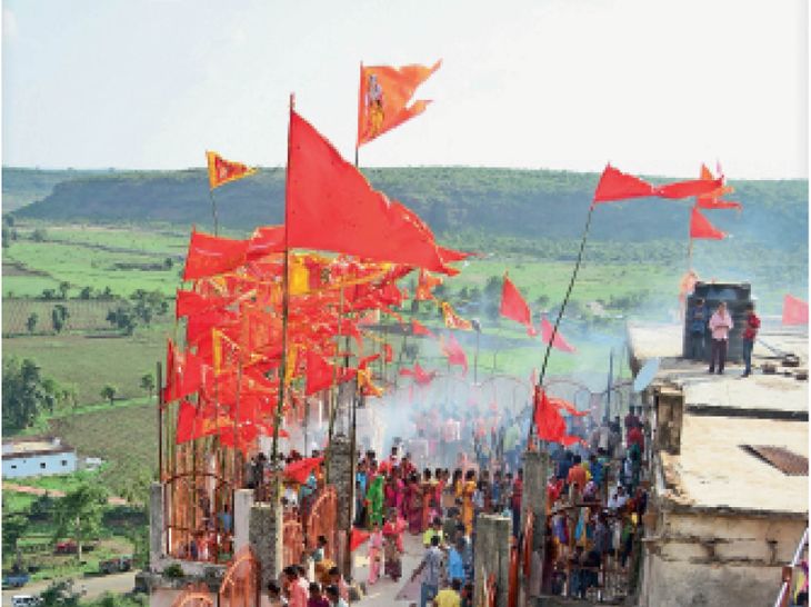 In Gadhpahra, the flag-engraver was presented from village to village ...