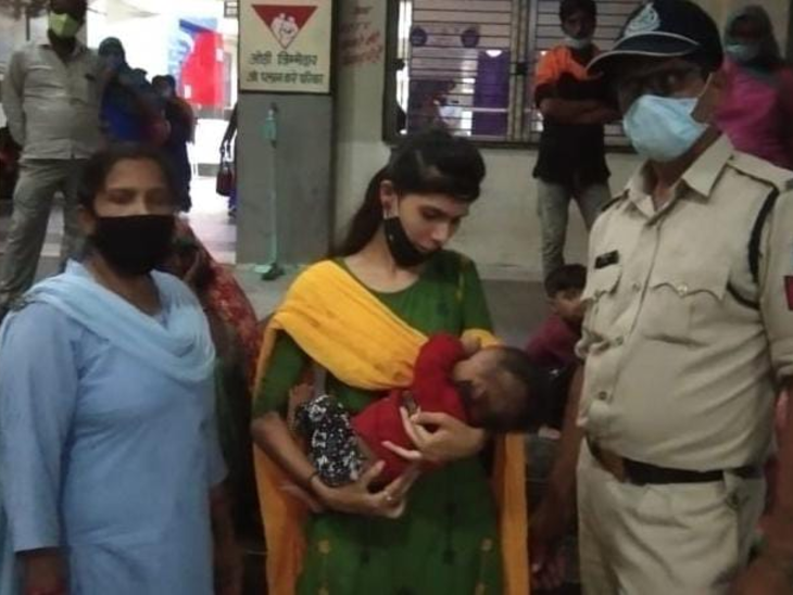 The ruthless mother left the innocent child in a magic vehicle in ...