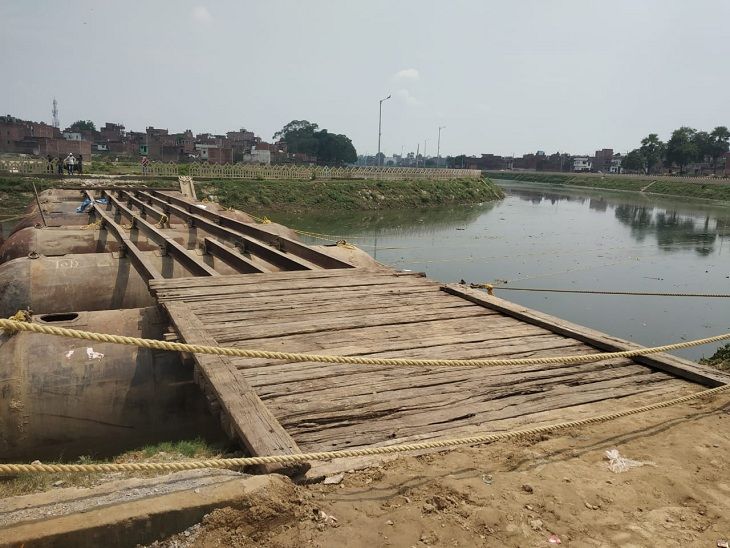 During the rainy season in Varanasi, a Pipa bridge is being built in ...