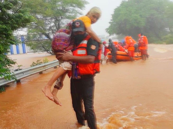 Raigad Ratnagiri (Maharashtra) Rains Floods News; NDRF, Army and Navy teams engaged in rescue ...