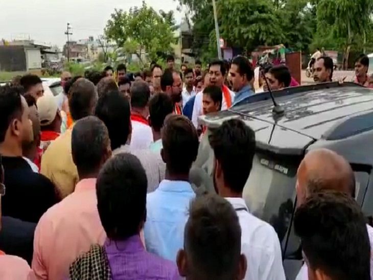 There was a fierce dispute in Nawagarh of Bemetara district ...