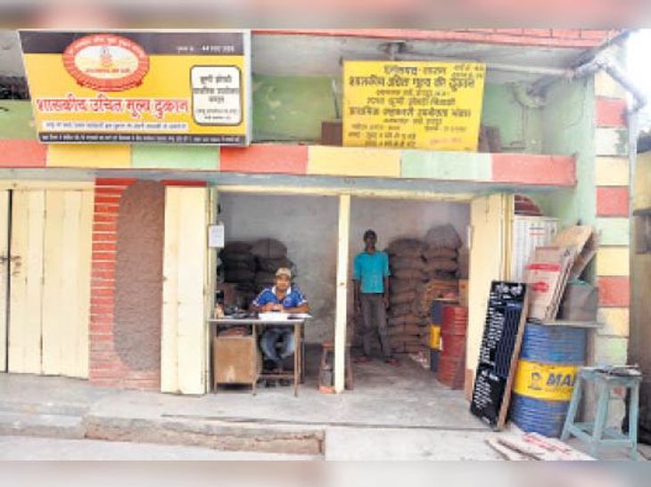 Long queues in ration shops because new machines are not working | नई ...