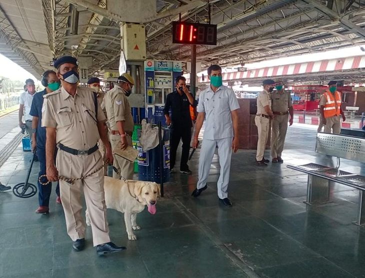 RPF caught five people, were making a tussle to take passengers to the ...