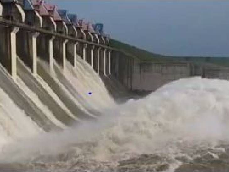 6 gates of Rajghat Dam opened in Chanderi, 3 in Chhatarpur-Tikamgarh ...