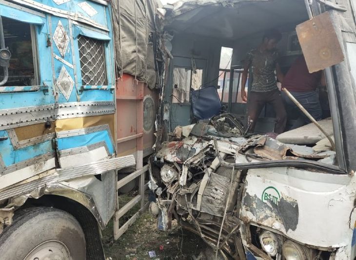 roadways bus going from Ladnu to Ajmer and truck going from Vapi to ...