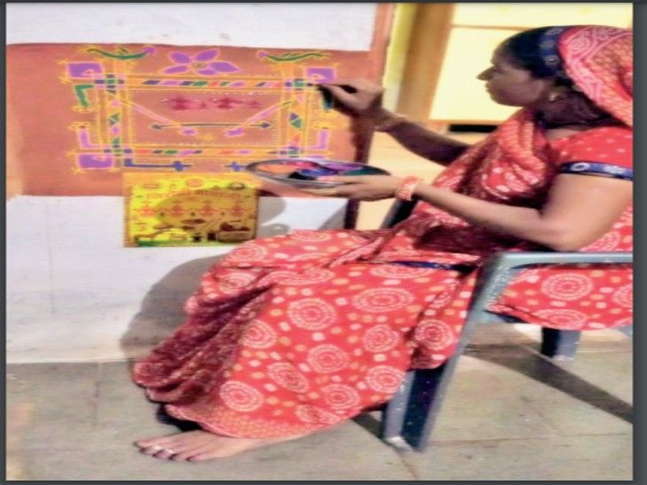 Jiroti mural painting was replaced by paintings on paper, in the city ...