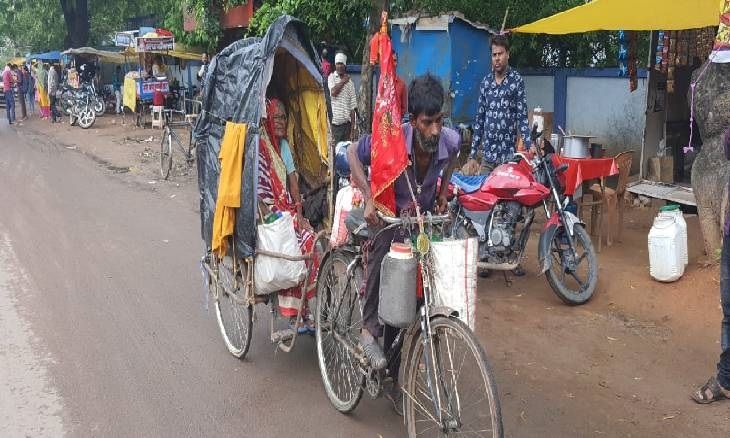 The 80-year-old mother is being taken by rickshaw to visit Teerth ...
