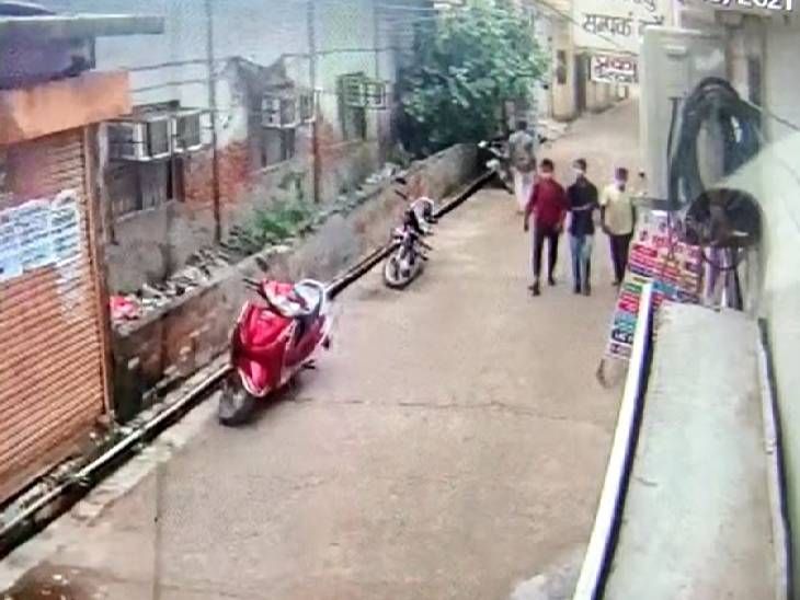 1.5 lakh looted in broad daylight on the strength of weapons, police ...