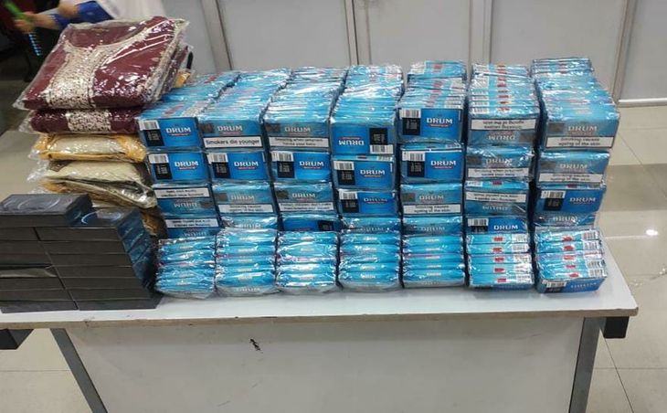 iPhones Smugglers Arrested In Lucknow Airport: iPhones Smuggler Caught ...