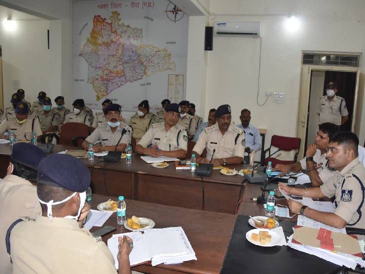 Rewa new superintendent of police took a meeting of police station in ...