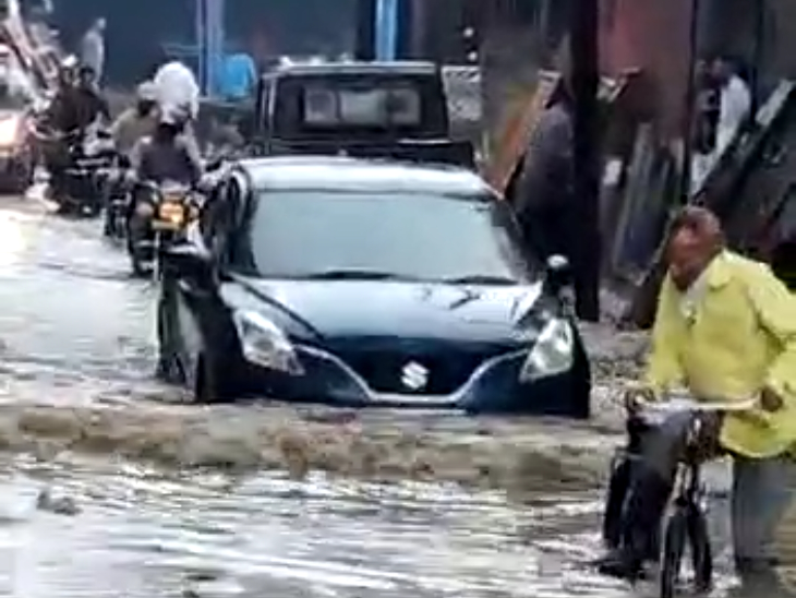 Due to heavy rains in Ratlam, rain water filled in Power House Road ...