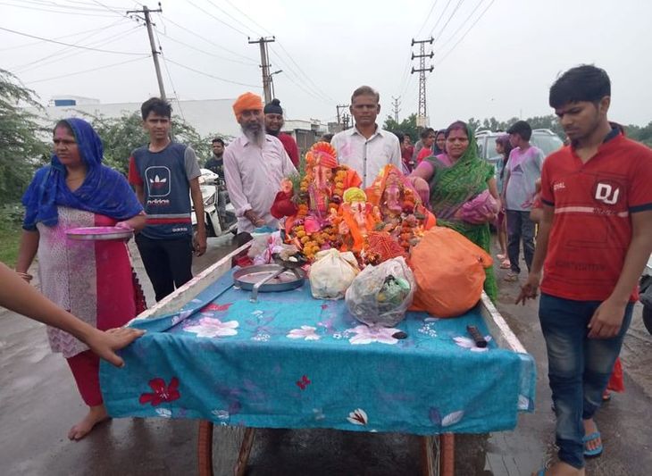 See the enthusiasm of Ganesh idol immersion in the photo in Pali