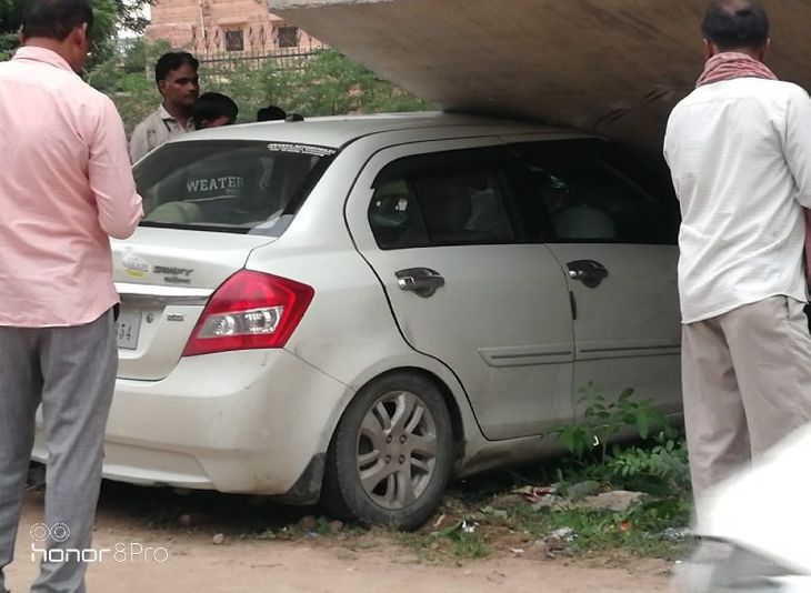 The overspeed car hit the auto, while trying to escape, the car got ...