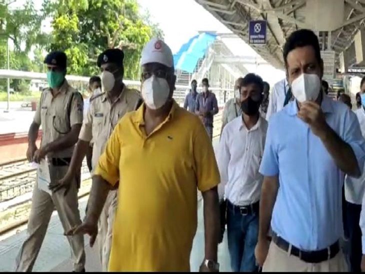 After inspecting the Sikar railway station, the general public and ...