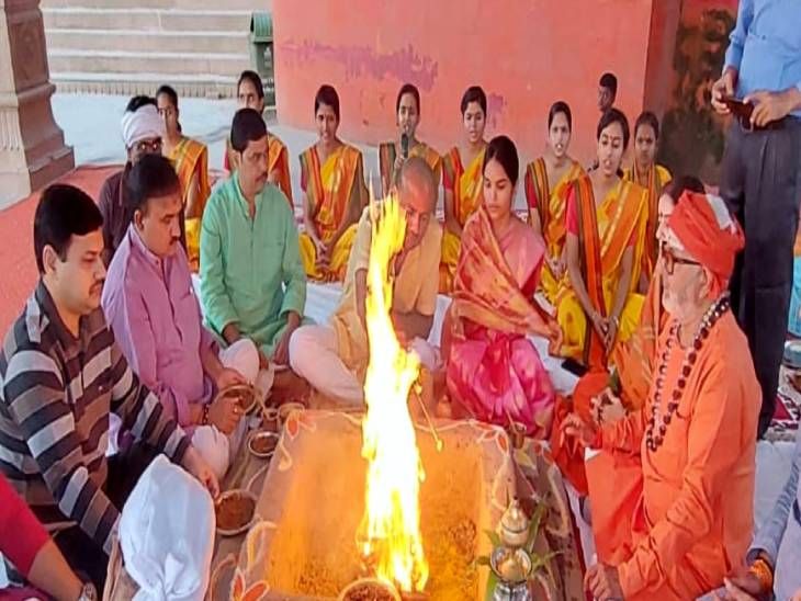 Saptarishis and Rishi Kanyas recited Vedic chants in Varanasi ...