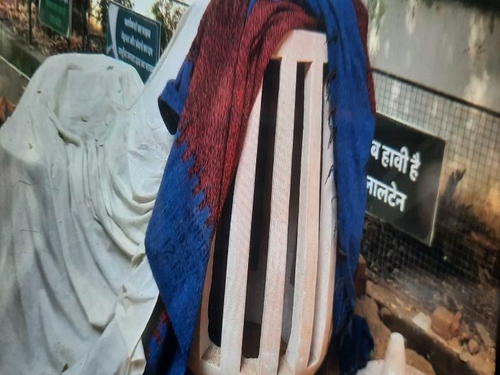 6 ton lantern made of pink stone procured from Rajasthan in RJD office ...