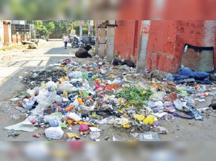 Cleaning of houses on Diwali, heaps of garbage on the roads, auto ...